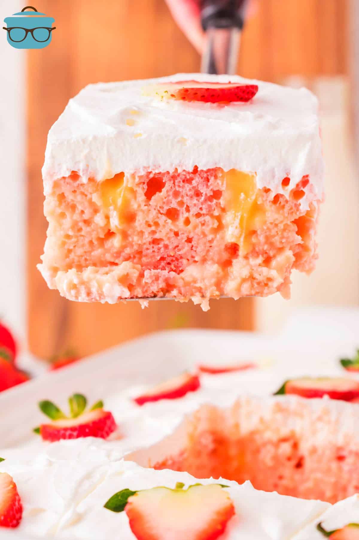 Strawberry Pudding Poke Cake - Saveurs & Créations